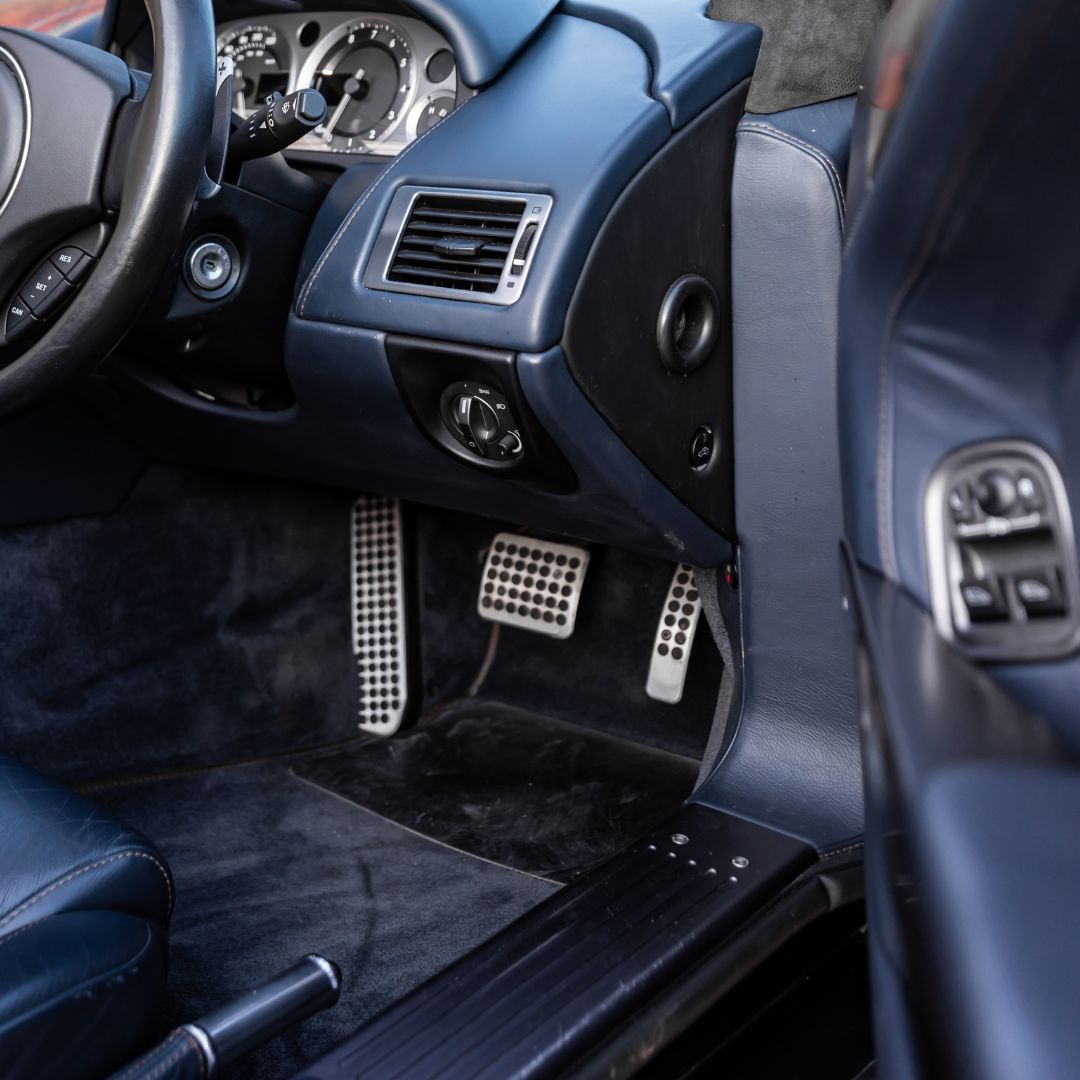 DB9 RHD Footrest Assembly